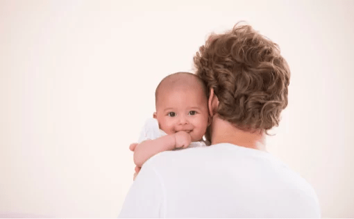 Richtig Bäuerchen machen: So hilfst du deinem Baby – GRÜNSPECHT ...